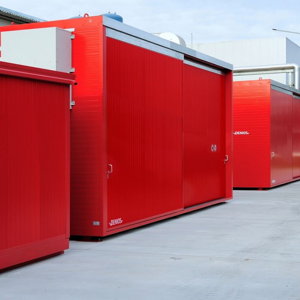 Edificios De Almacenamiento De Metal Aislados